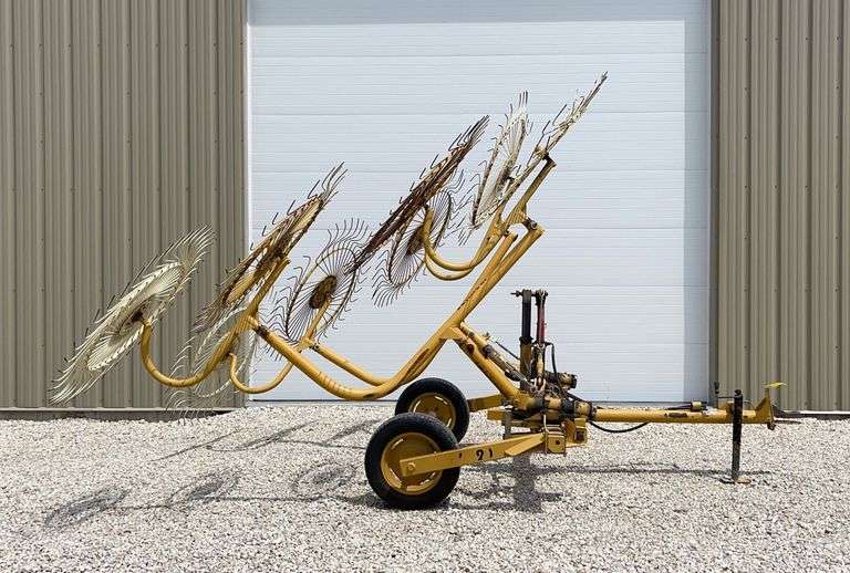 Vermeer WR20 8 wheel v-hay rake - Schneider Auctioneers LLC