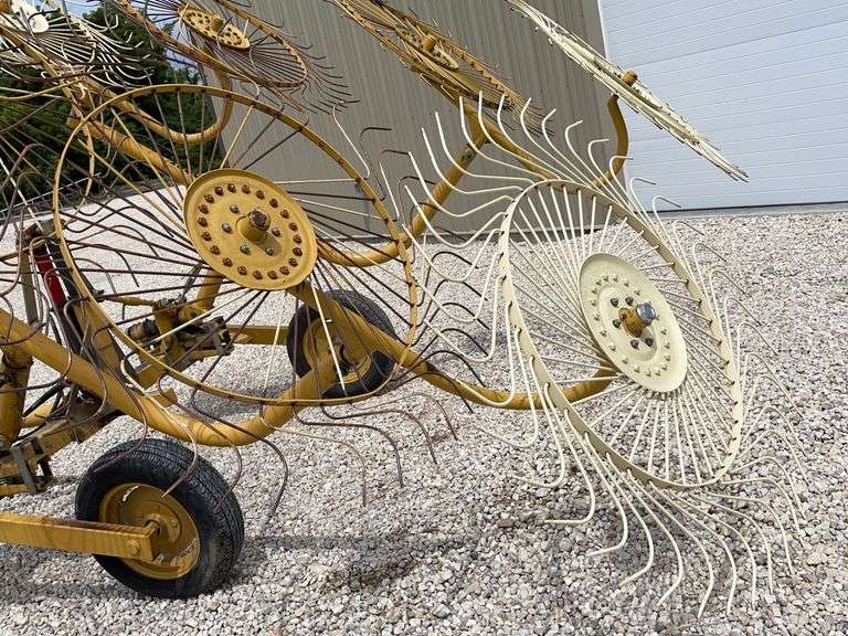 Vermeer WR20 8 wheel v-hay rake - Schneider Auctioneers LLC
