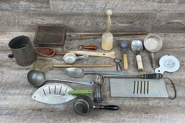 Vintage kitchen items - Schneider Auctioneers LLC
