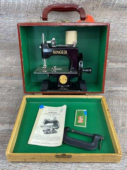 Vintage Singer 20-10 children’s sewing machine - Schneider Auctioneers LLC
