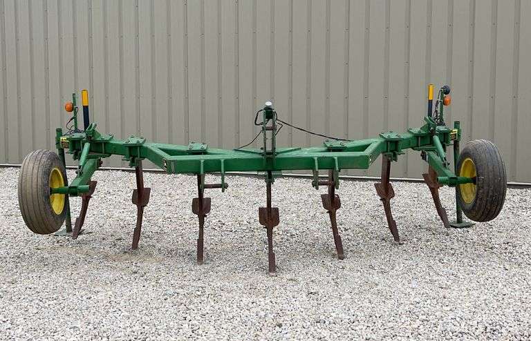 John Deere 915 7 shank V ripper - Schneider Auctioneers LLC