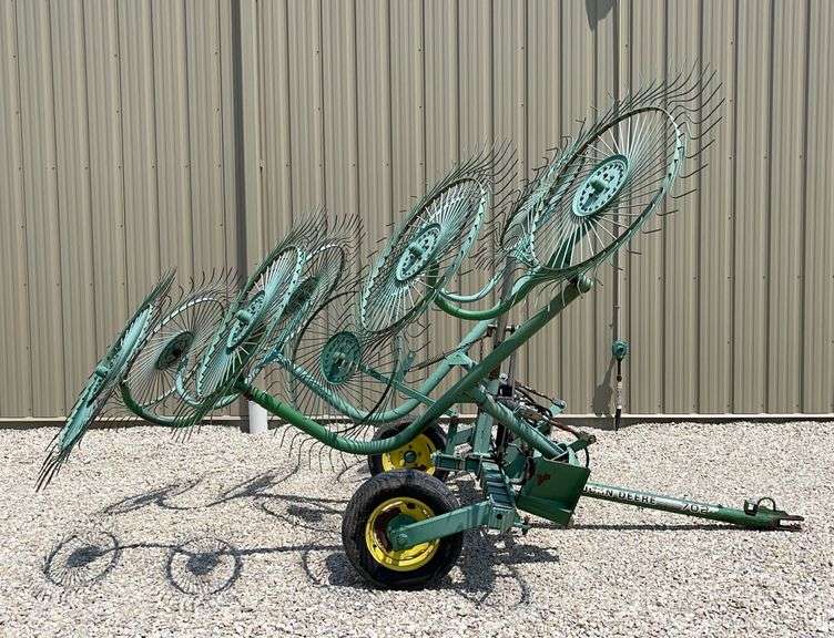 John Deere 702 8-wheel V-hay rake - Schneider Auctioneers LLC