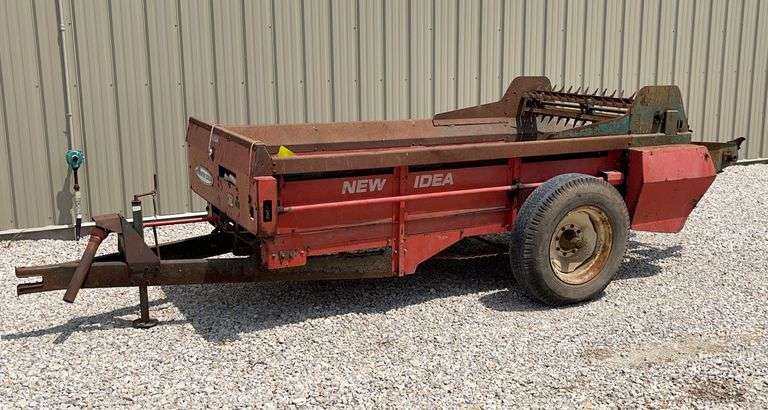 New Idea model 212 manure spreader - Schneider Auctioneers LLC