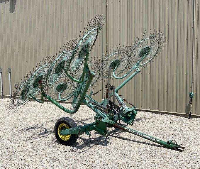 John Deere 702 8-wheel V-hay rake - Schneider Auctioneers LLC