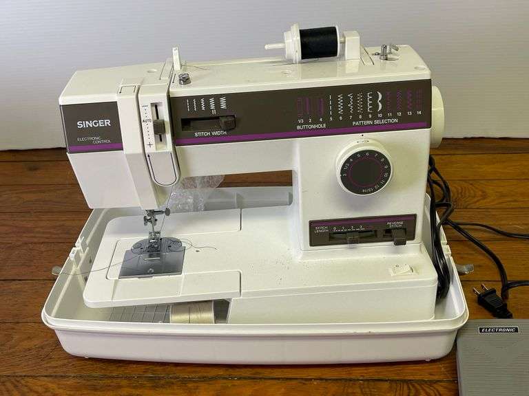 Singer 9420T sewing machine - Schneider Auctioneers LLC