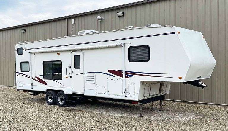 2003 Thor 33' 5th wheel toy hauler - Schneider Auctioneers LLC