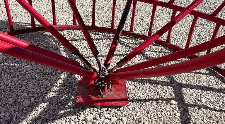 Steel bale feed ring w/ hay saver - Schneider Auctioneers LLC