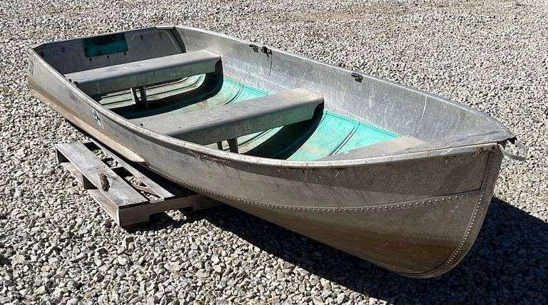 11' alum. semi v-bottom jon boat - Schneider Auctioneers LLC