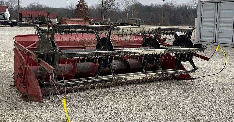 IH 12' grain head - Schneider Auctioneers LLC
