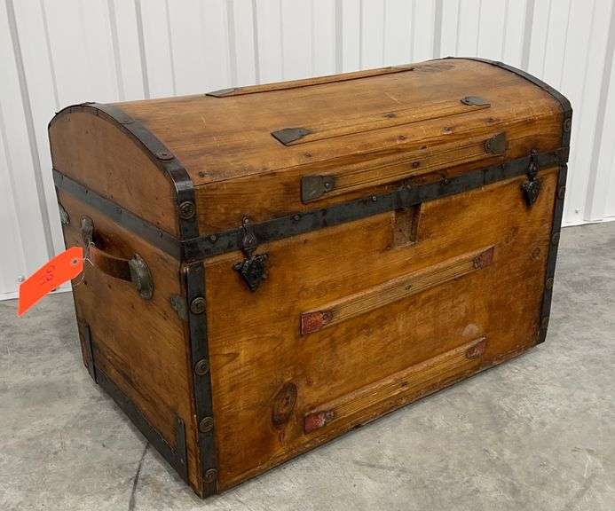 Antique round top wooden trunk - Schneider Auctioneers LLC