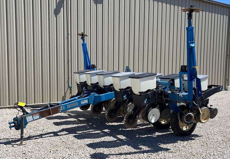 Kinze 2000 6/11 split row planter - Schneider Auctioneers LLC