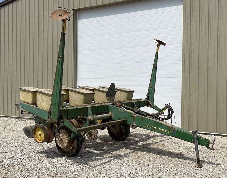 John Deere 7000 4-row planter - Schneider Auctioneers LLC