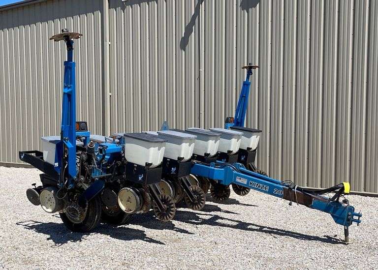 Kinze 2000 6/11 split row planter - Schneider Auctioneers LLC