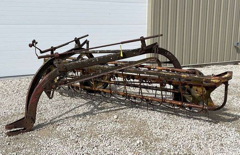 New Holland 256 side delivery hay rake - Schneider Auctioneers LLC