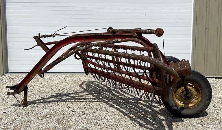 Massey Ferguson 36 side delivery hay rake - Schneider Auctioneers LLC