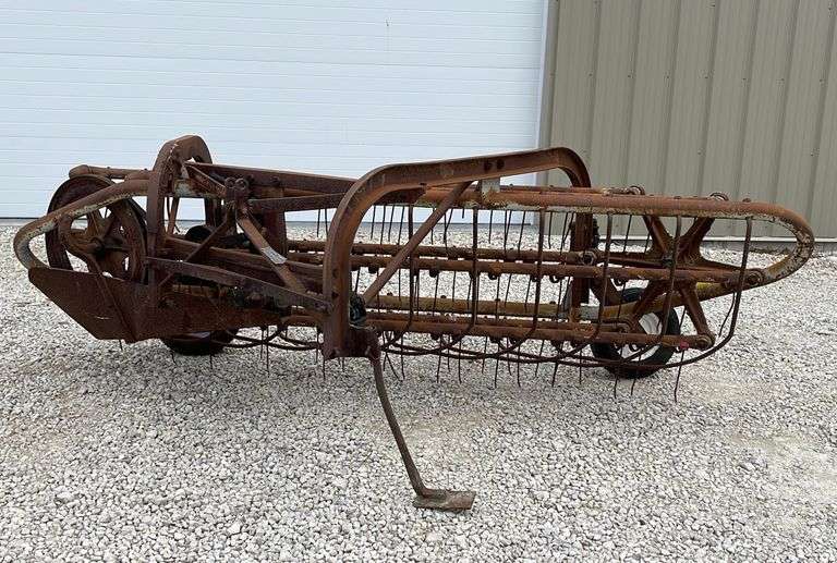 Ferguson 3-pt side delivery hay rake - Schneider Auctioneers LLC