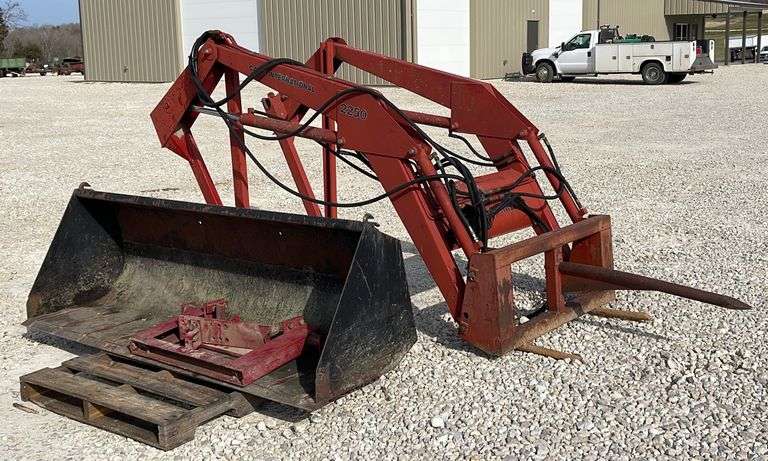International 2250 loader w/ bucket & spear - Schneider Auctioneers LLC
