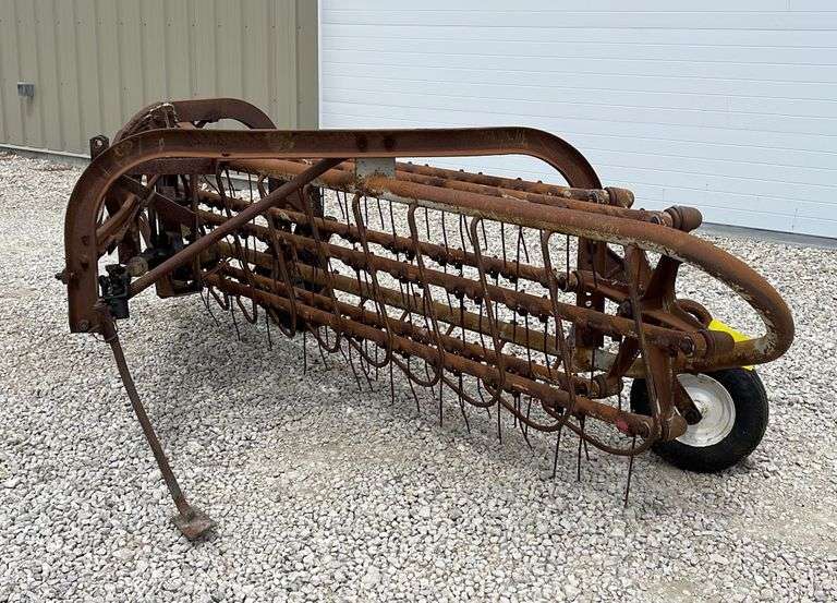 Ferguson 3-pt side delivery hay rake - Schneider Auctioneers LLC