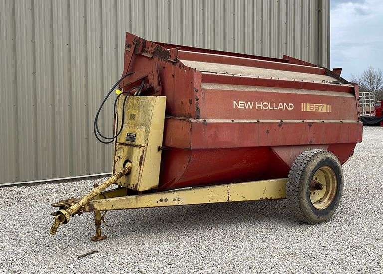 New Holland 667 side discharge manure spreader - Schneider Auctioneers LLC