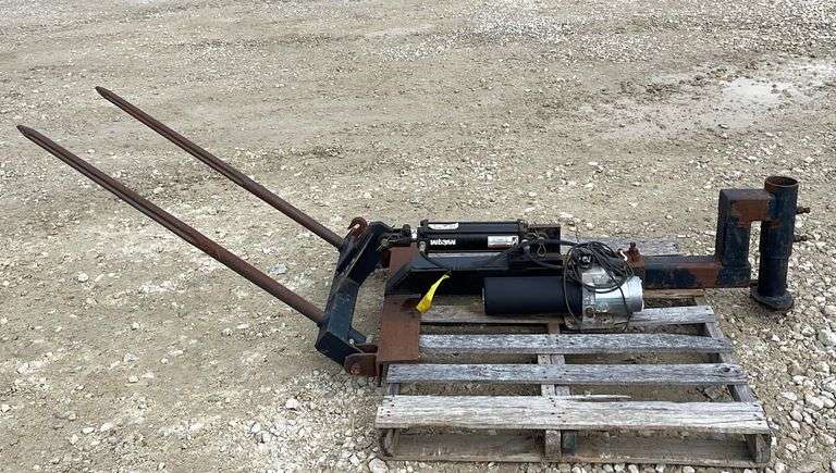 Truck mounted round bale mover - Schneider Auctioneers LLC