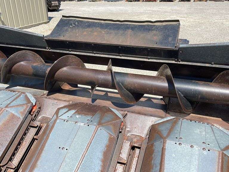 Gleaner 430 4-row corn head - Schneider Auctioneers LLC