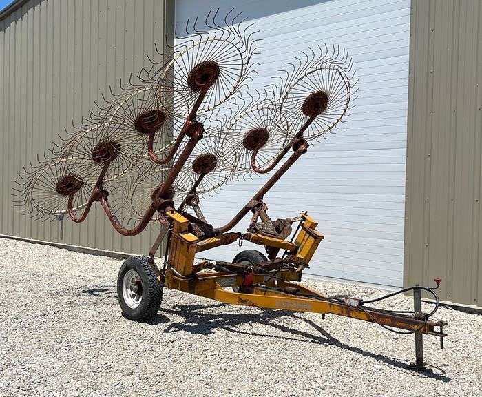Durabilt 8-wheel v-hay rake - Schneider Auctioneers LLC