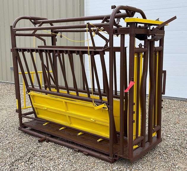 Cattle squeeze chute w/ head gate - Schneider Auctioneers LLC