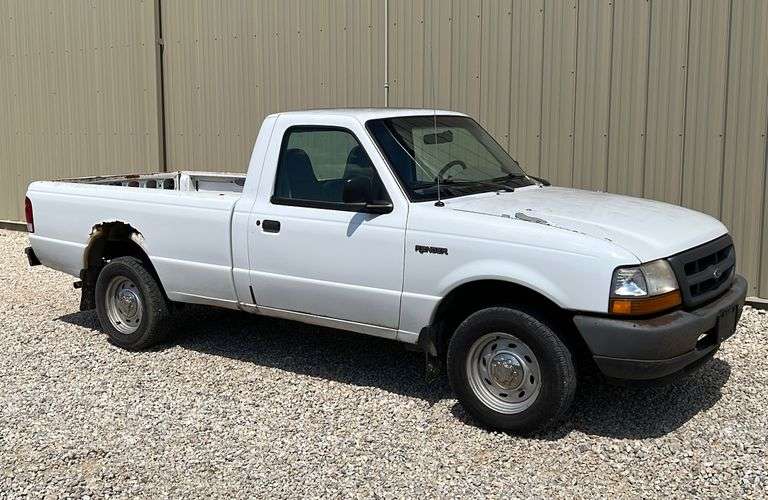 2000 Ford Ranger pickup - Schneider Auctioneers LLC