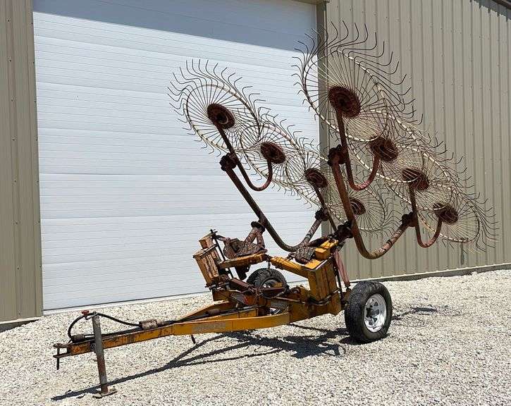Durabilt 8-wheel v-hay rake - Schneider Auctioneers LLC