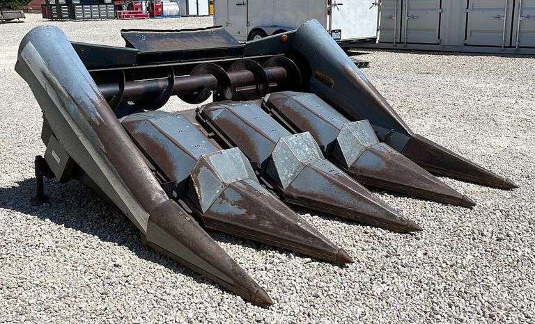 Gleaner 430 4-row corn head - Schneider Auctioneers LLC