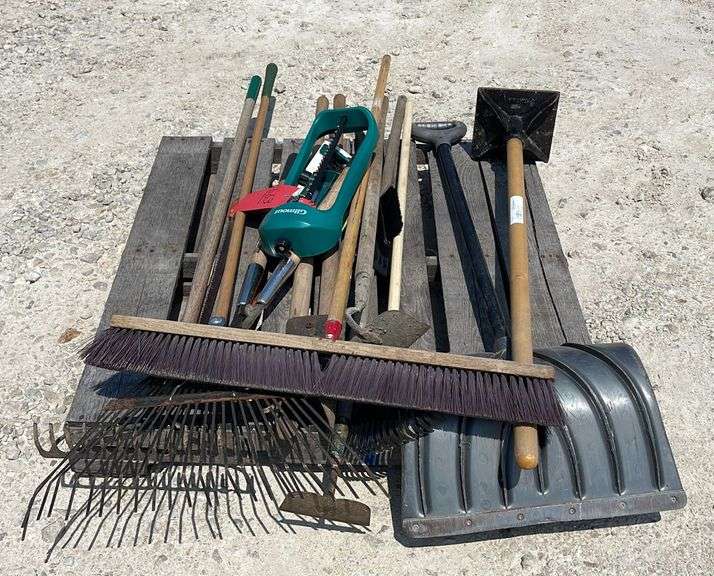 Group of long handled tools - Schneider Auctioneers LLC
