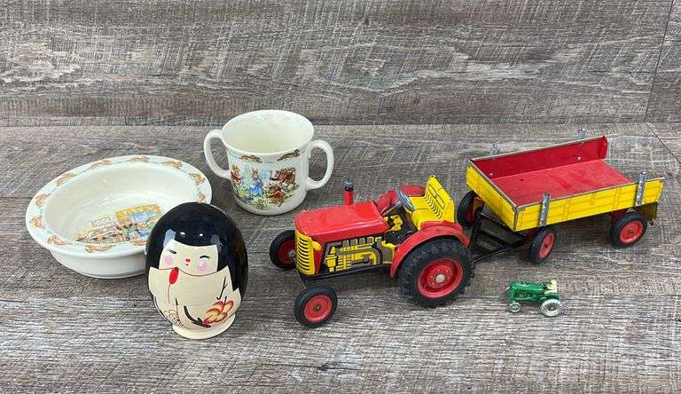 Group of vintage children's items - Schneider Auctioneers LLC