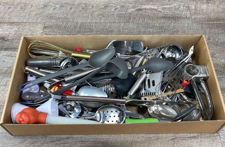 Group of kitchen utensils - Schneider Auctioneers LLC