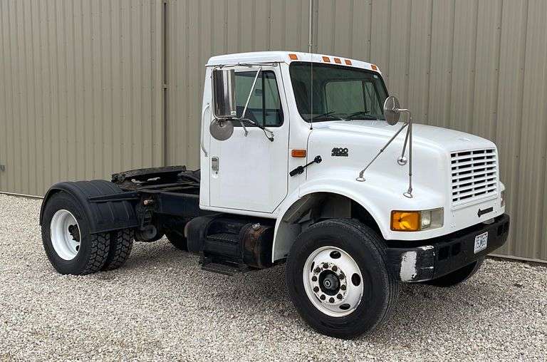 2001 International 4900 road tractor - Schneider Auctioneers LLC