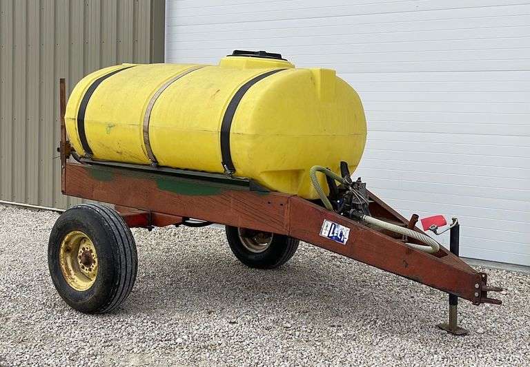 Lely 500 gal. boomless sprayer - Schneider Auctioneers LLC