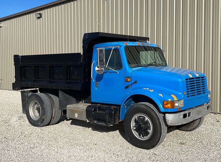 1991 International 4700 dump truck - Schneider Auctioneers LLC
