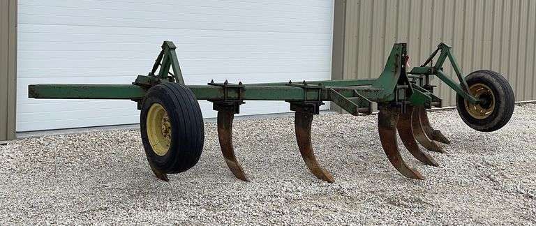 John Deere 9-shank V-ripper - Schneider Auctioneers LLC