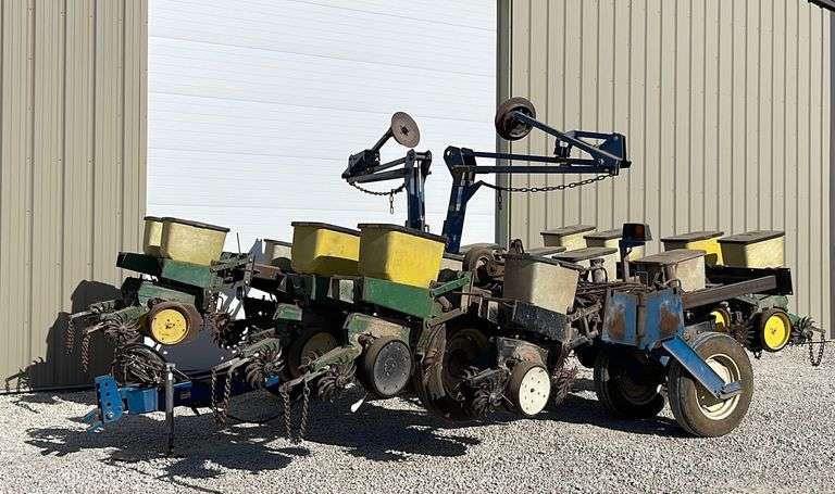 Kinze 2210 8-16 split row planter - Schneider Auctioneers LLC