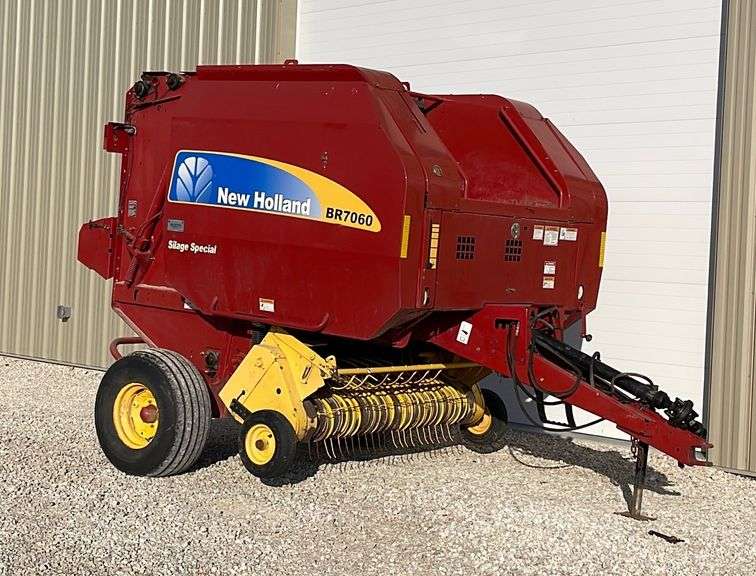 New Holland BR7060 round baler - Schneider Auctioneers LLC