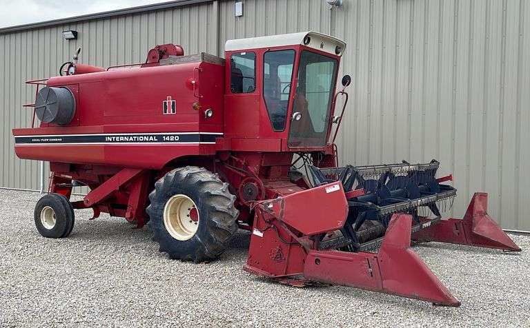 International 1420 combine - Schneider Auctioneers LLC