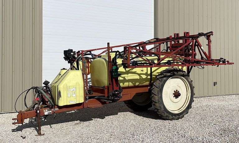 Hardi Navigator 550 pull type sprayer - Schneider Auctioneers LLC