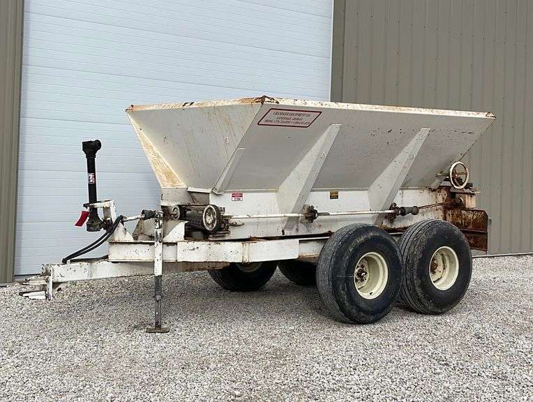 Chandler tandem axle spreader - Schneider Auctioneers LLC
