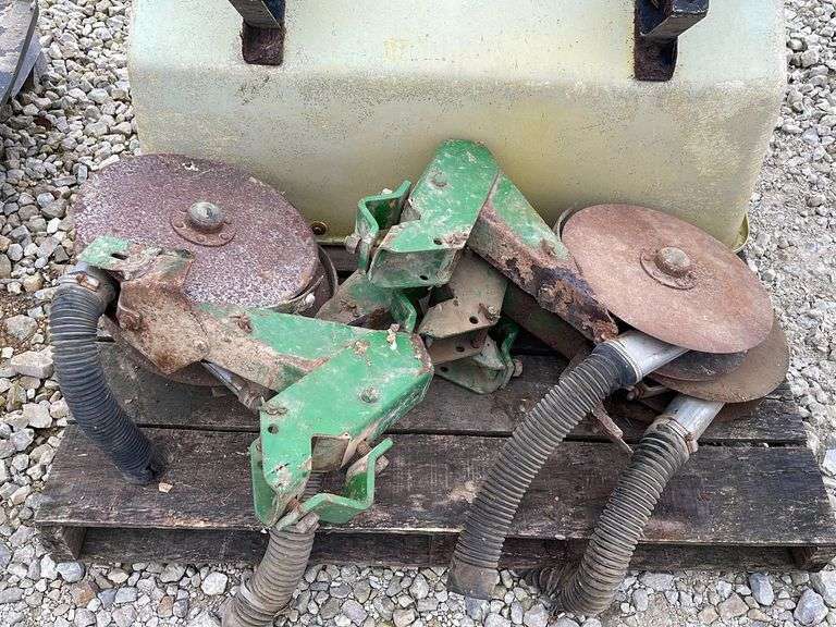 John Deere 7000 4-row planter - Schneider Auctioneers LLC