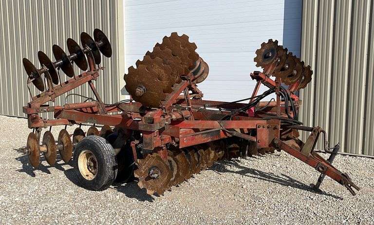 IH 470 18' wing disc - Schneider Auctioneers LLC