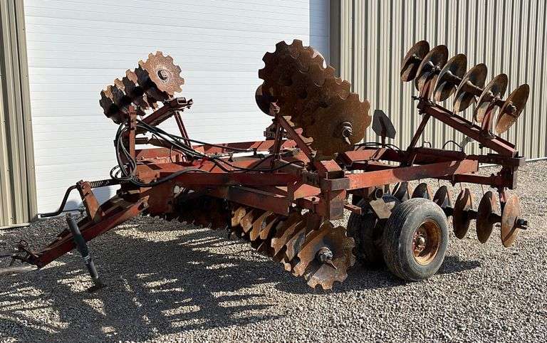 IH 470 18' wing disc - Schneider Auctioneers LLC