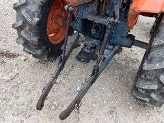 Kubota B6100 4x4 tractor - Schneider Auctioneers LLC