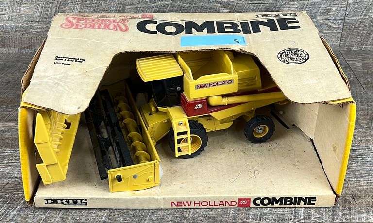 1/32 Ertl New Holland Special Edition TR96 combine w/ heads - Schneider ...