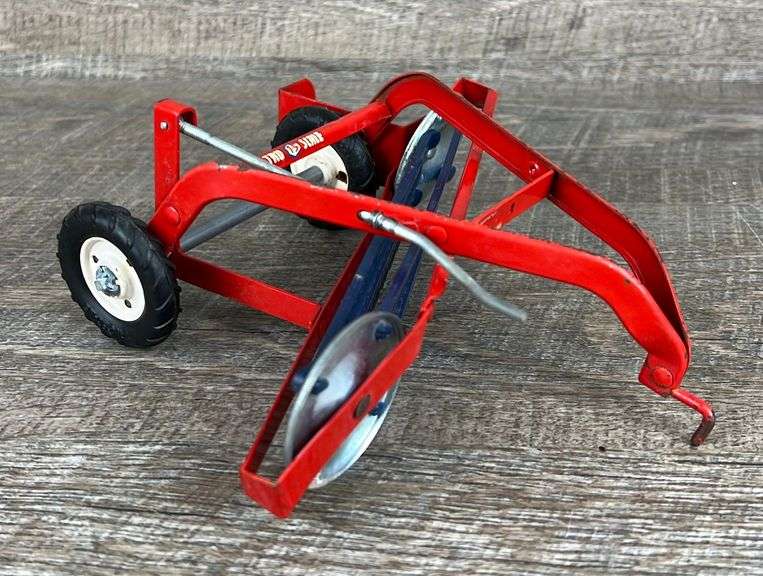 Vintage Tru-Scale hay rake - Schneider Auctioneers LLC