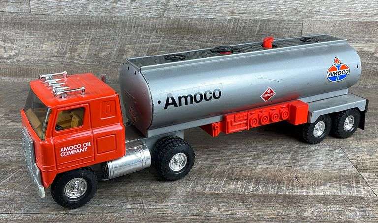 Ertl Amoco International fuel tanker truck - Schneider Auctioneers LLC
