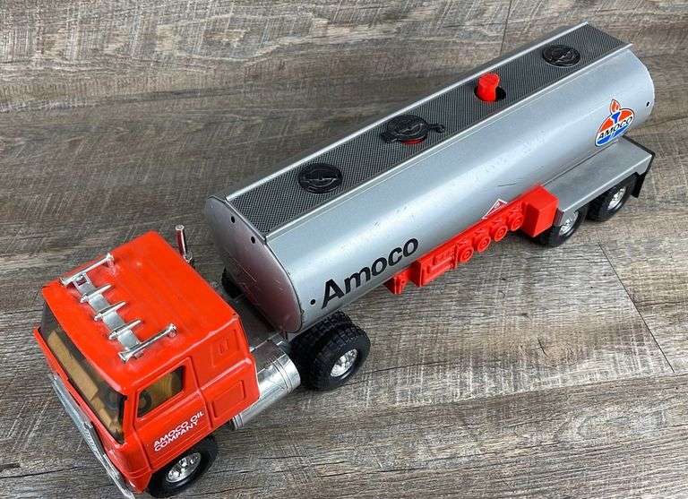 Ertl Amoco International fuel tanker truck - Schneider Auctioneers LLC